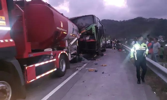 Kecelakaan Beruntun Libatkan Truk BBM di Tol Mapan, Sopir Bus Meninggal Dunia - KapanLagi.com