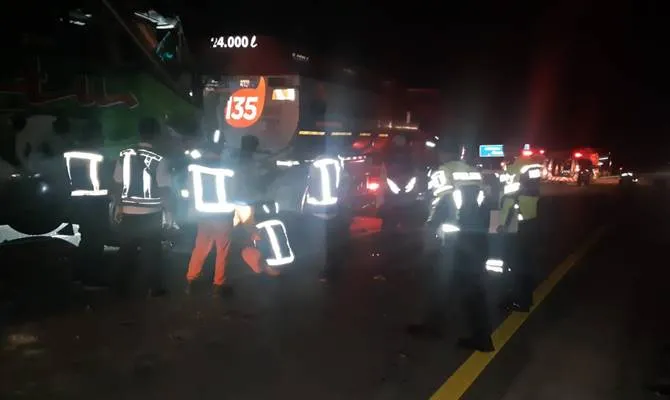 Kecelakaan Beruntun Libatkan Truk BBM di Tol Mapan, Sopir Bus Meninggal Dunia - KapanLagi.com