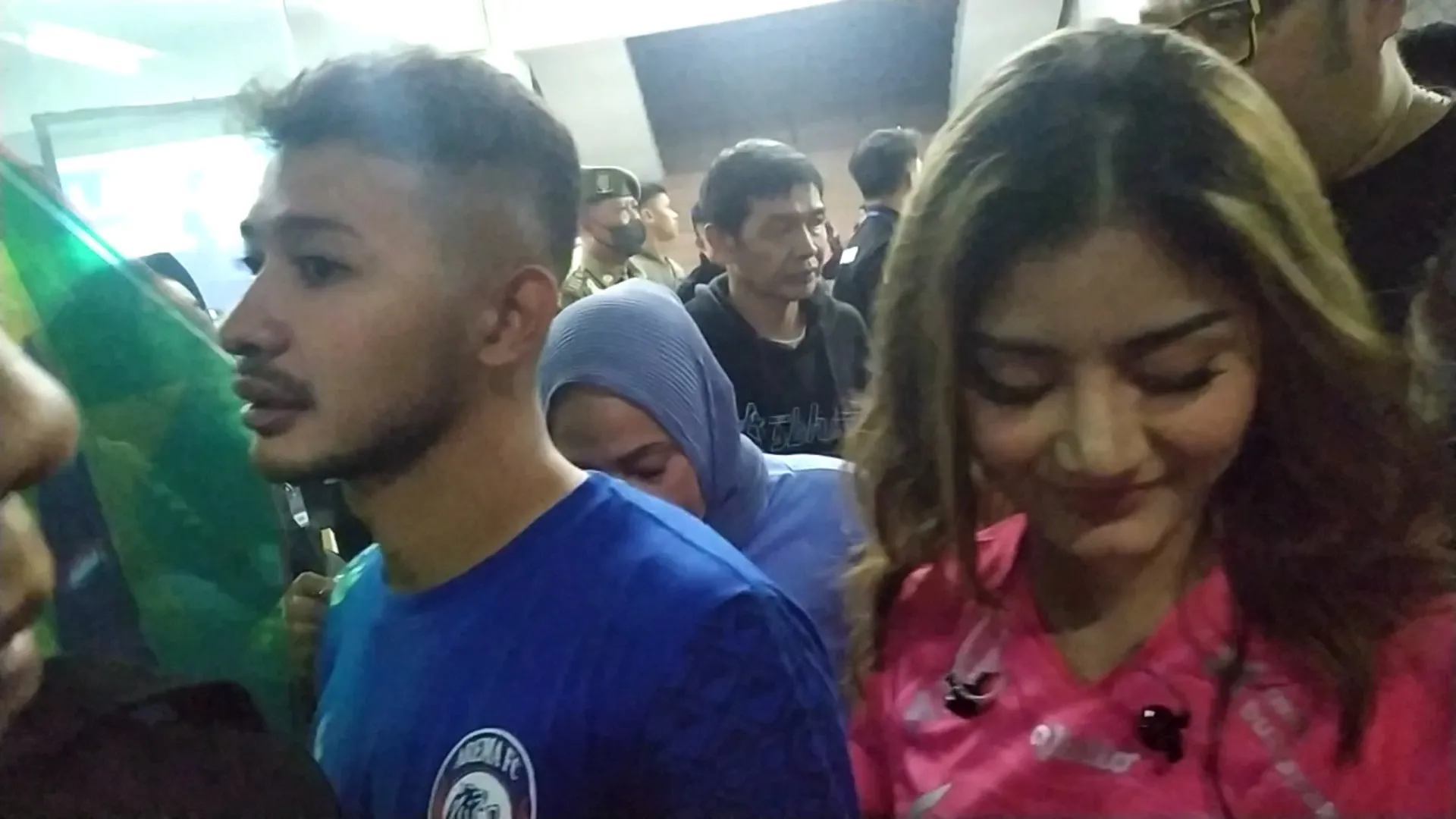 Ghea Youbi Iseng Kerjai Gian Zola di Panggung Launching Tim Arema FC ...