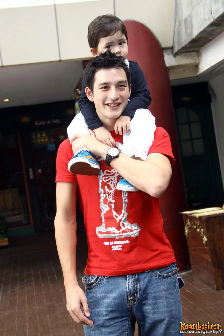 Mike Lewis Bangga Anak Bisa Ber-Gangnam Style - KapanLagi.com