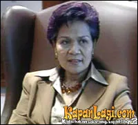 Miranda Goeltom - Nani Wijaya, Ikutan Melenggang di 'Cat Walk ...