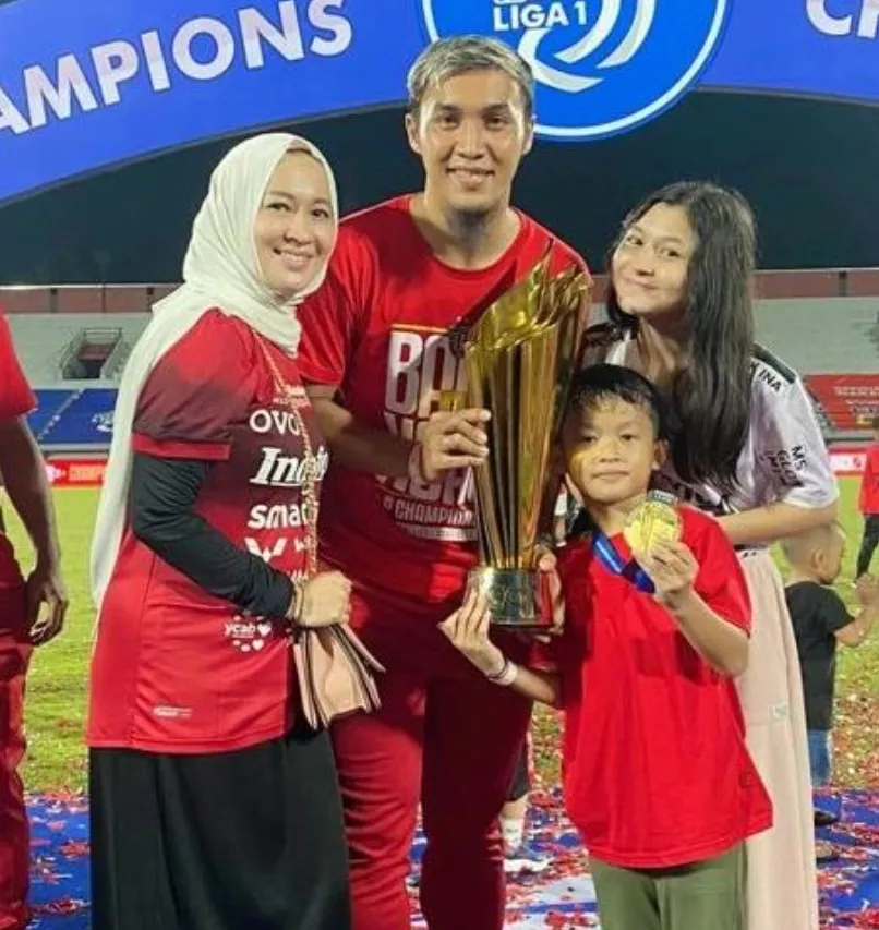 Album Keluarga Miro Materazzi dengan Gunawan Dwi Cahyo dan Okie Agustina, Ayah-Bundanya Kini ...