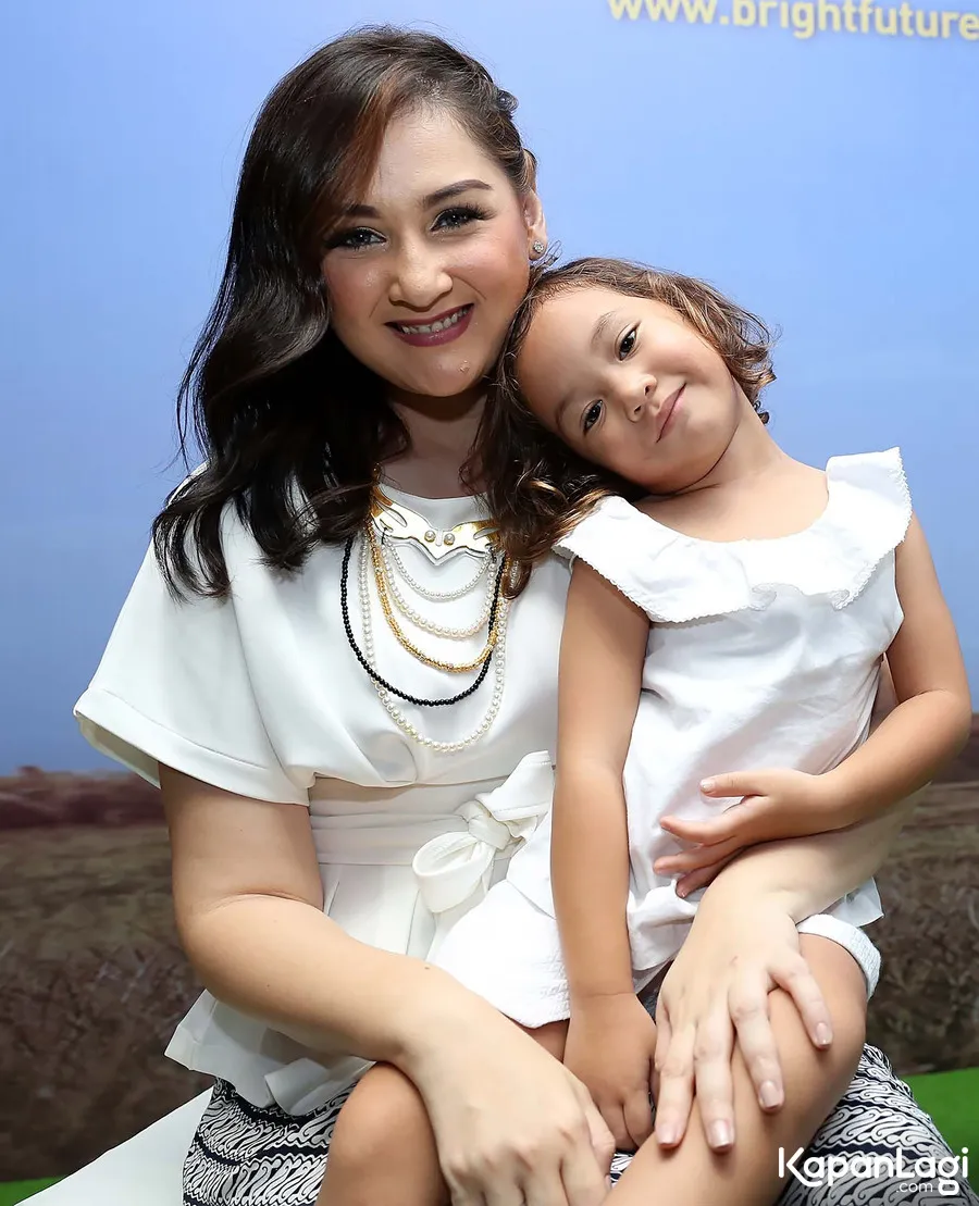 Ingin Anak Mandiri, Mona Ratuliu Jadi Wasit Saat Buah Hati Kelahi ...