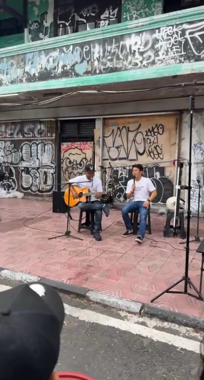 7 Potret Ariel Noah Jamming di dekat Tugu Jogja, Langsung Dikerumuni Penonton - KapanLagi.com