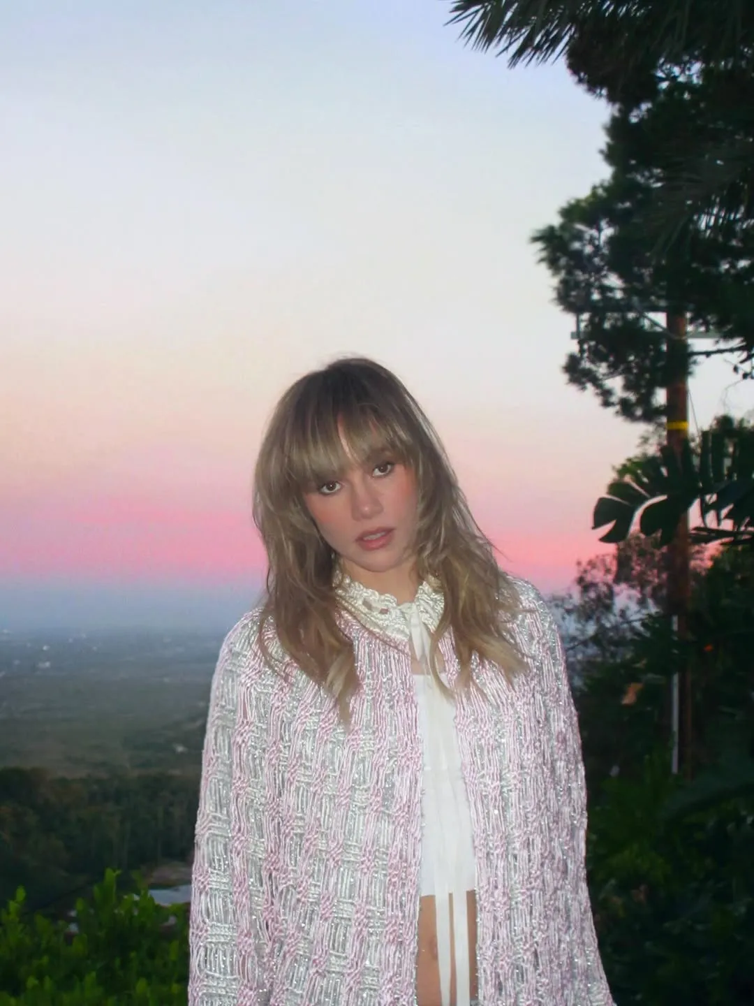 Arti dan Makna Lagu Good Looking - Suki Waterhouse, Perasaan Jatuh ...