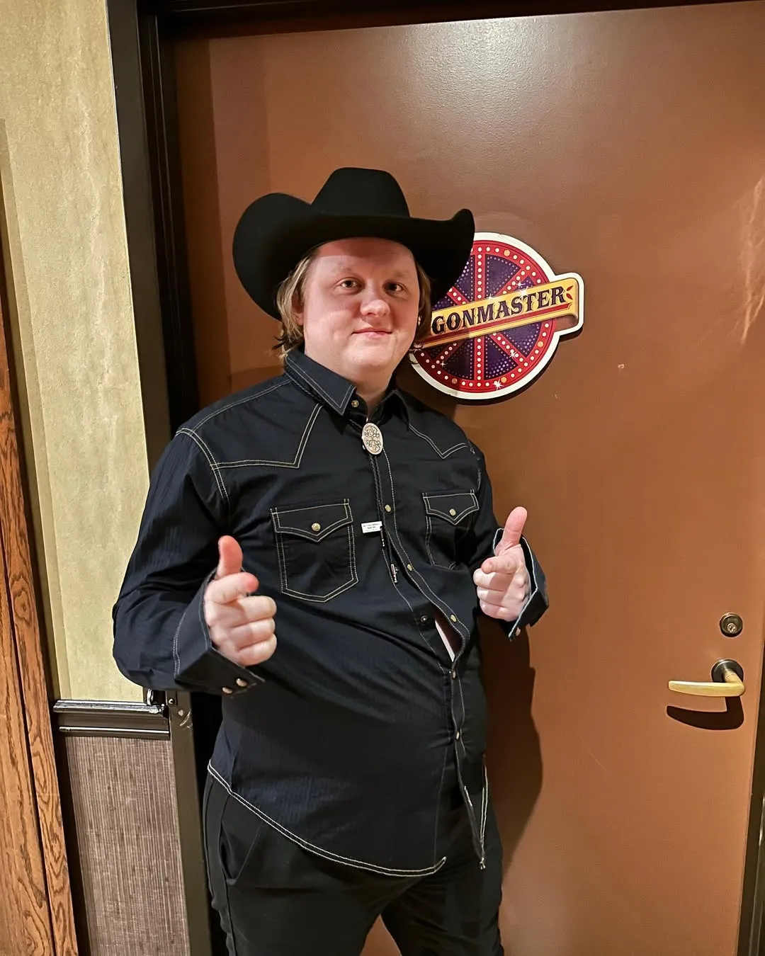 Arti dan Makna Lagu Hold Me While You Wait Lewis Capaldi, Tentang ...