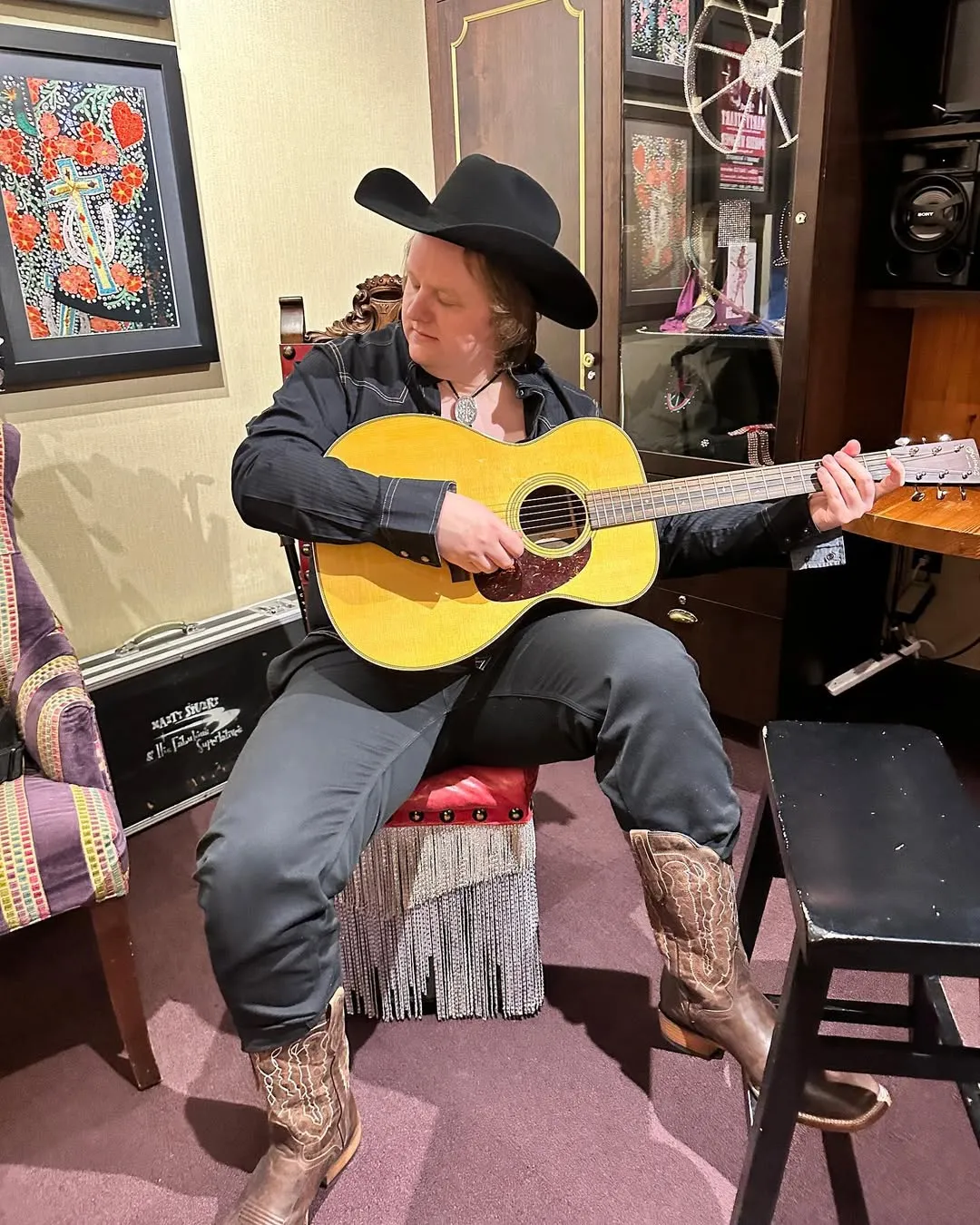 Arti dan Makna Lagu Hold Me While You Wait Lewis Capaldi, Tentang ...