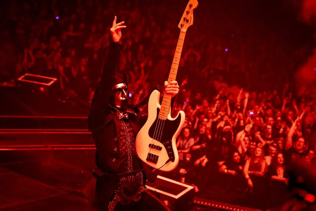 Arti dan Makna Lagu Mary On A Cross Ghost yang Mengungkap Soal ...