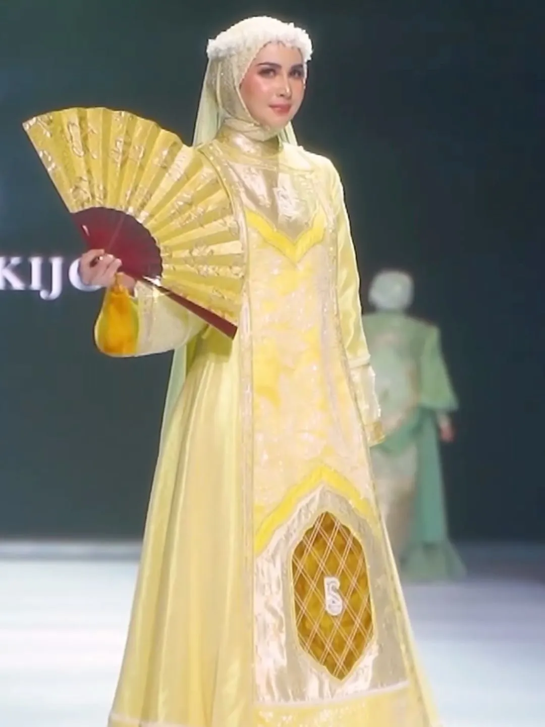 Arumi Bachsin Appears Graceful and Elegant on the Catwalk, Brightly ...