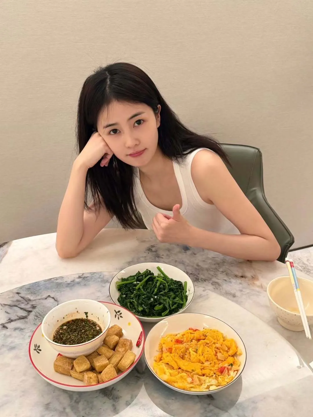 Bai Lu Masak untuk Asisten Tampil Bare Face, Momen Sederhana Ini Jadi ...