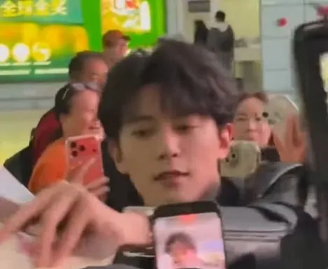 Deng Kai Dikerubungi Saat di Bandara, Makin Melejit Usai Ikut Bintangi ...