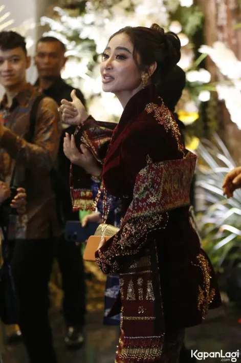 Dewi Perssik Rugi Gara-gara Akun Facebook Palsu, Siap Tempuh Jalur ...