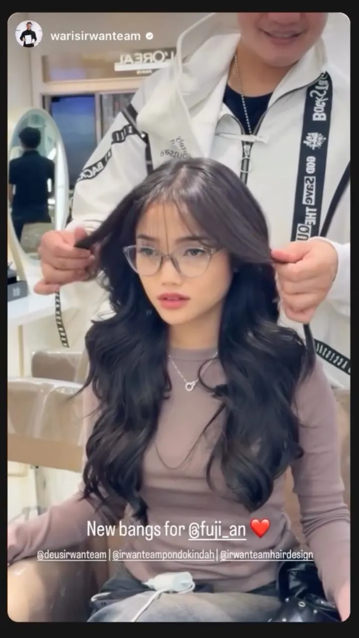 Gaya Rambut Baru Fuji, Panjang Berkilau Dengan Poni Tipis Yang Cantik ...
