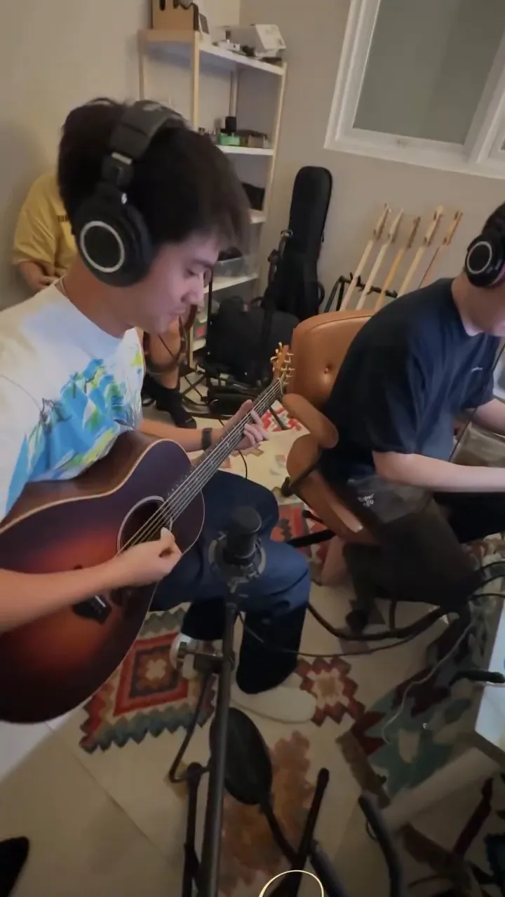 Iqbaal Ramadhan Ikut Berkontribusi di Lagu I Love You But You Lebih ...