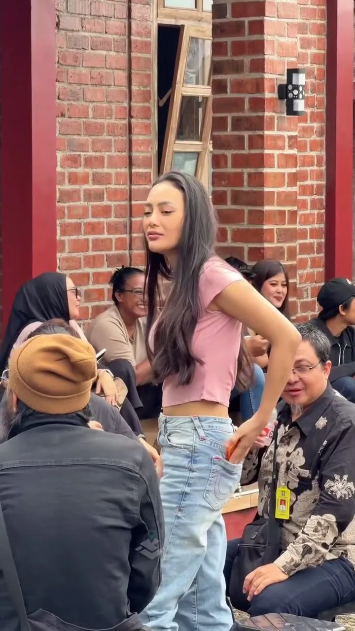 Momen Bayu Skak dan Erika Carlina Syuting Film LANDASAN, Tumpengan ...