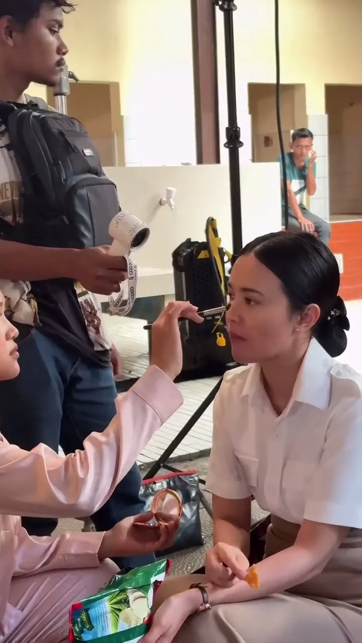 Para Crew Film ALAS ROBAN Pakai Dress Code Piyama Saat Syuting ...