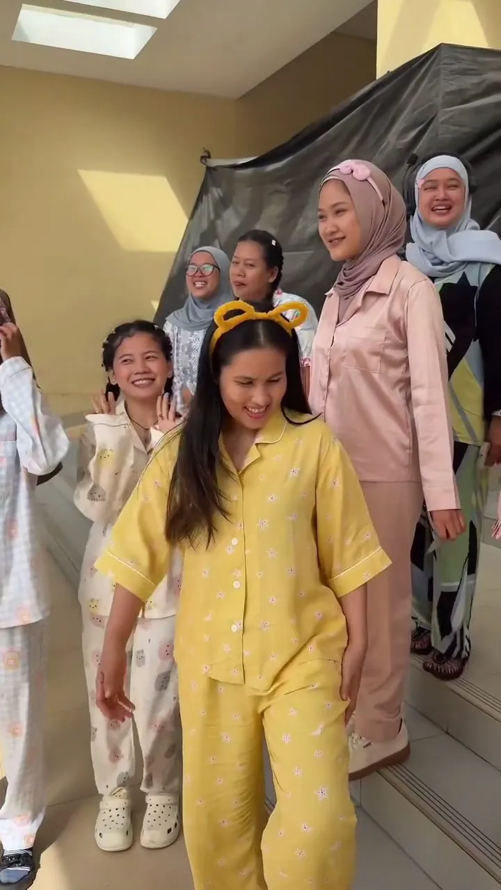 Para Crew Film ALAS ROBAN Pakai Dress Code Piyama Saat Syuting ...