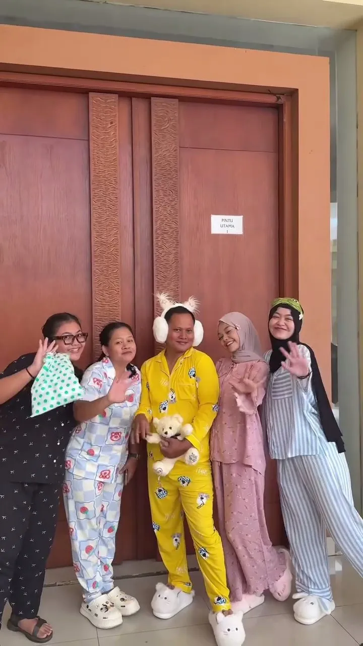 Para Crew Film ALAS ROBAN Pakai Dress Code Piyama Saat Syuting ...