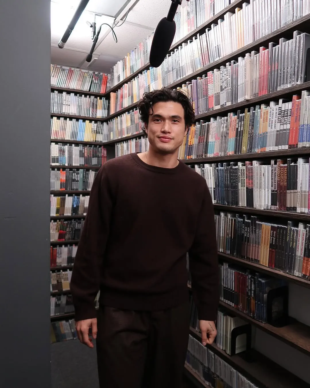 Potret Charles Melton yang Jadi Model Video Klip Lagu Jennie 'Love ...
