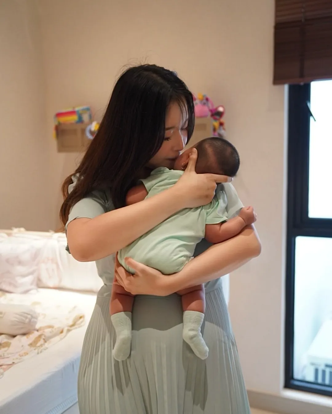 Potret Nita Vior Momong Anak, Sudah Berusia 2 Bulan - Nikmati Momen ...