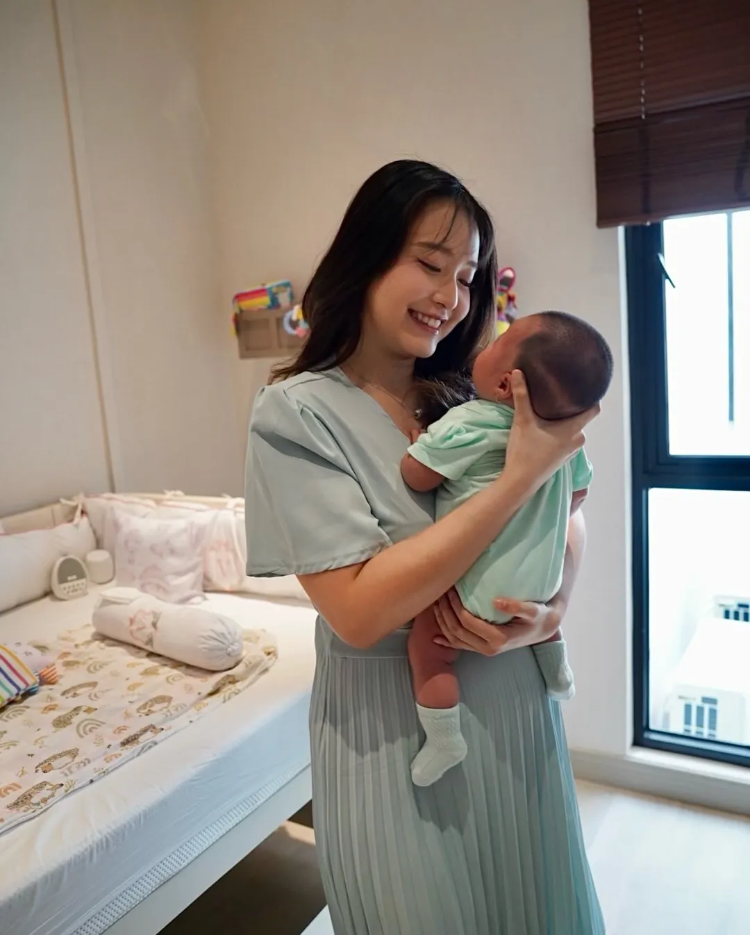 Potret Nita Vior Momong Anak, Sudah Berusia 2 Bulan - Nikmati Momen ...