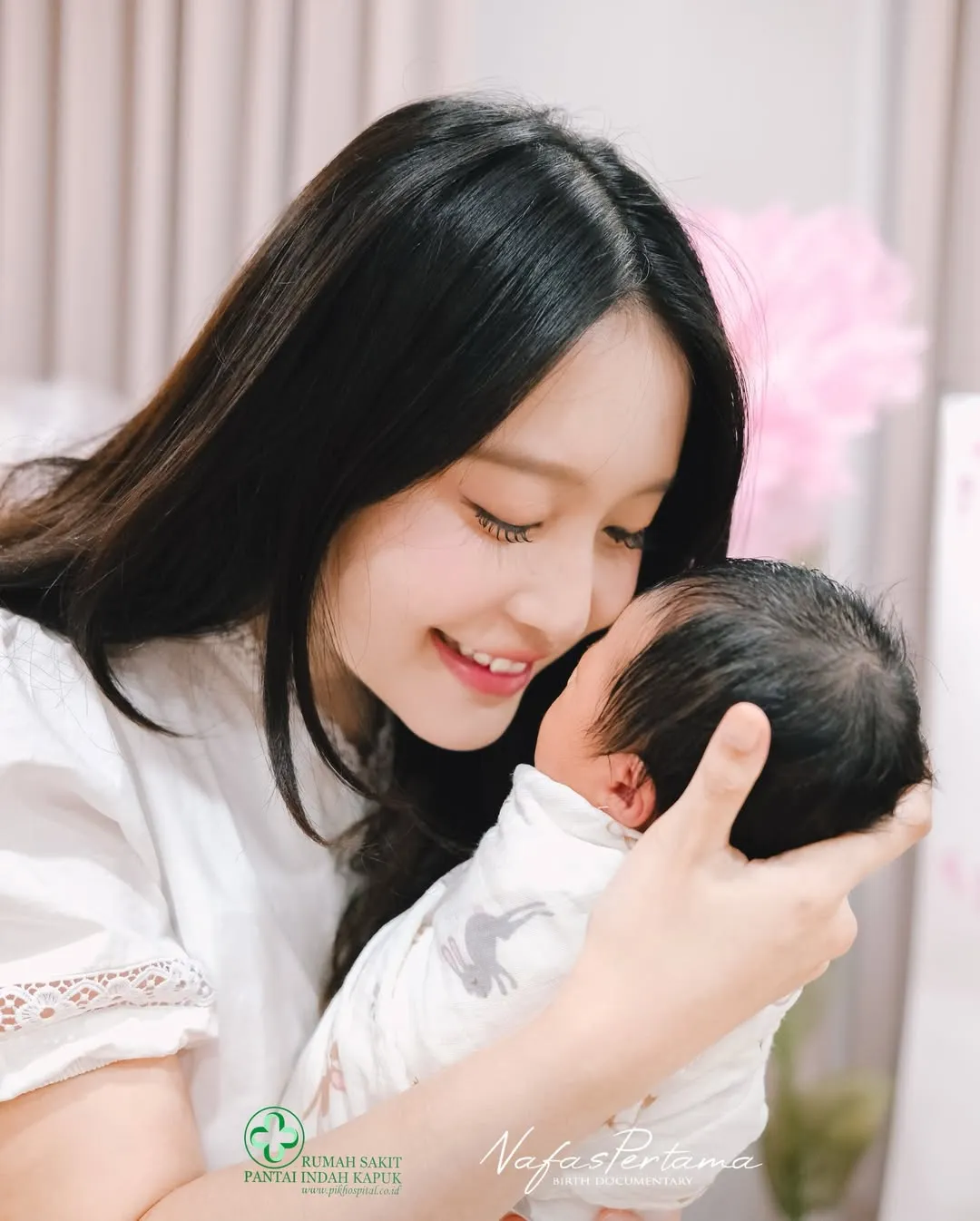 Potret Nita Vior Momong Anak, Sudah Berusia 2 Bulan - Nikmati Momen ...