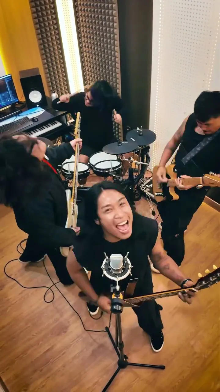 Praz Teguh Cover Lagu Idgitaf 'Sedia Aku Sebelum Hujan' Versi Rock, Bukti Artis Multi Talenta ...