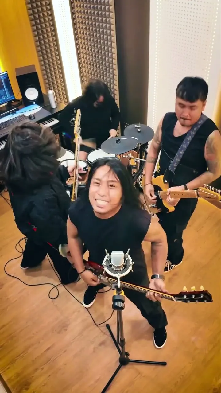 Praz Teguh Cover Lagu Idgitaf 'Sedia Aku Sebelum Hujan' Versi Rock, Bukti Artis Multi Talenta ...