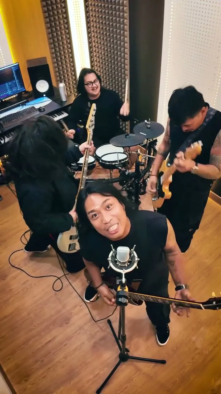Praz Teguh Cover Lagu Idgitaf 'Sedia Aku Sebelum Hujan' Versi Rock, Bukti Artis Multi Talenta ...