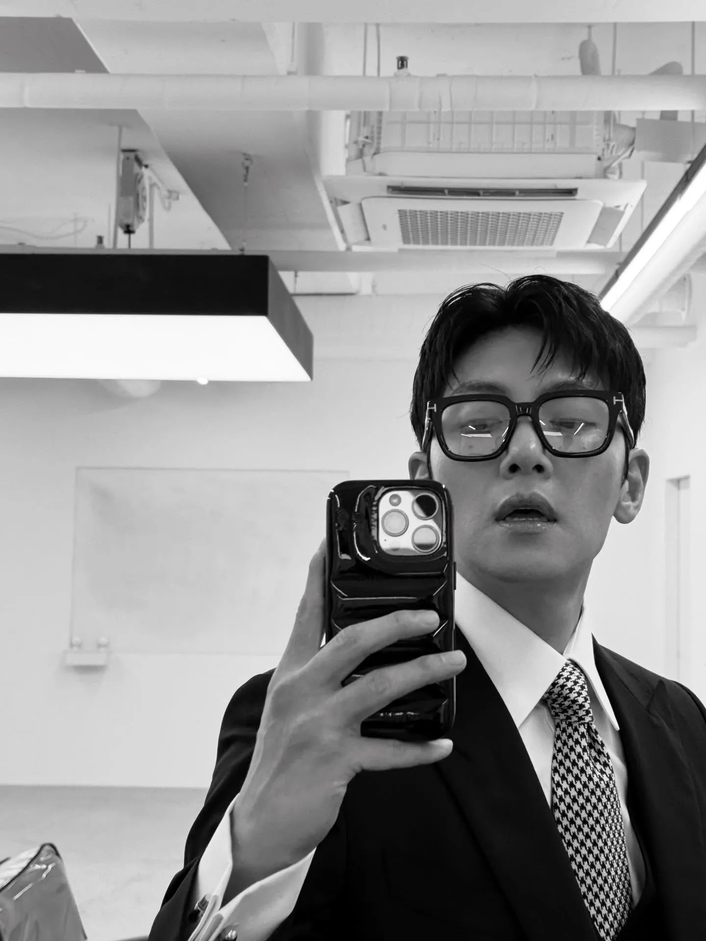 Profil Ji Chang Wook: Anggota Tim Keamanan Gedung dalam Film Colony ...