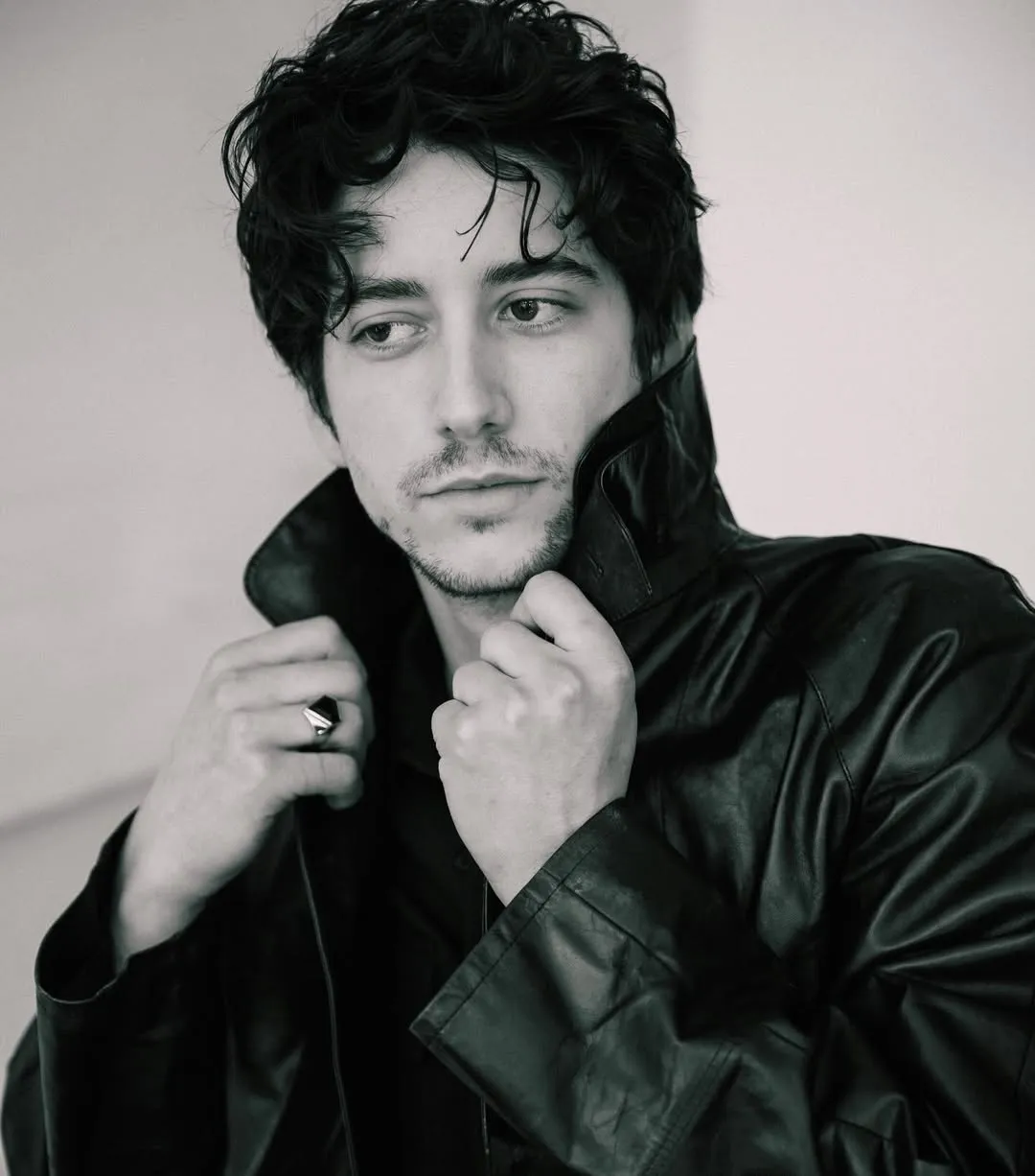 Profil Milo Manheim Sebagai Flynn Rider di Live Action TANGLED, Intip ...