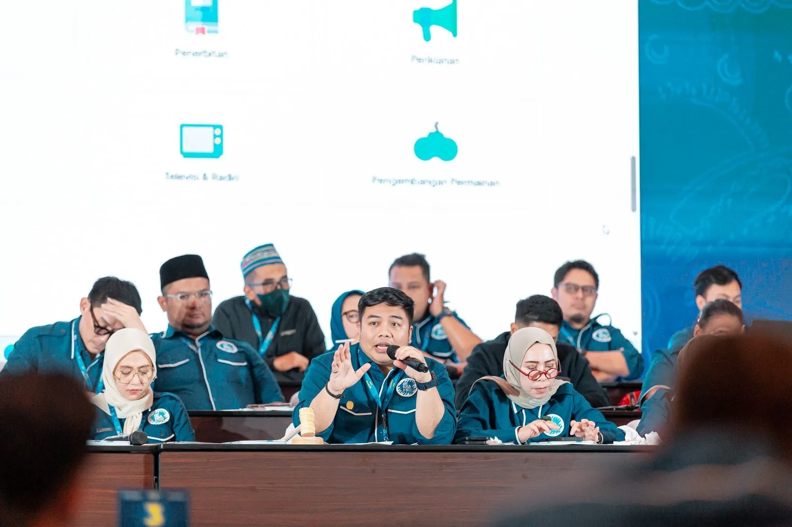 Raffi Ahmad hingga Melly Goeslaw Hadiri Rakernas GEKRAFS 2026 ...