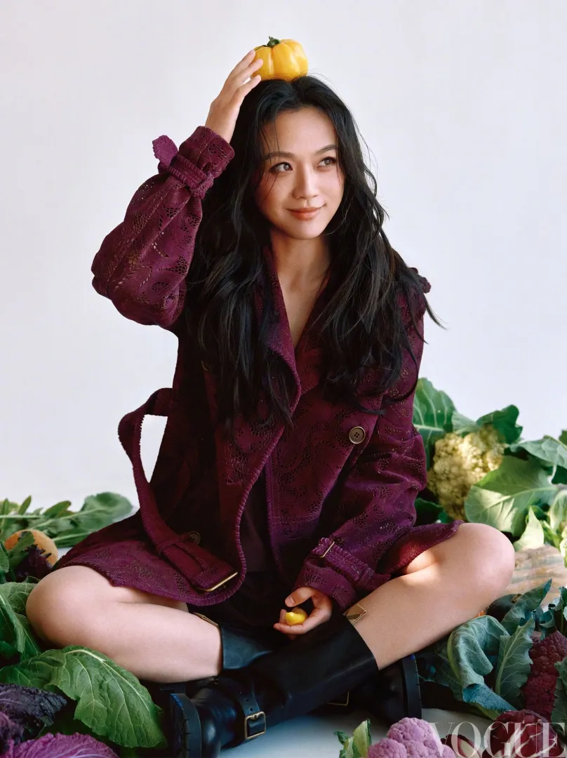 Tang Wei Tampil Unik di Sampul VOGUE China April 2026, Pemotretan di ...