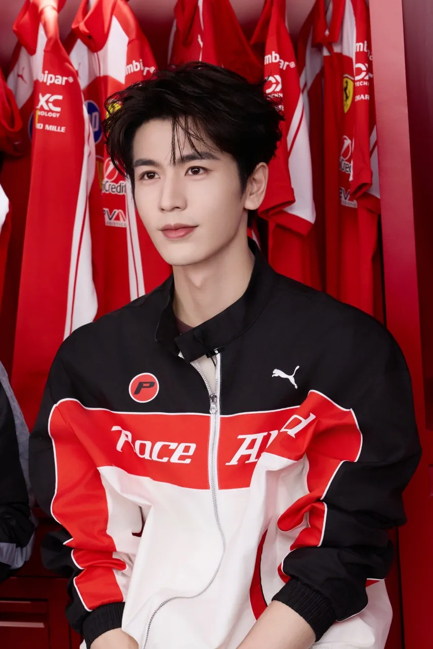 Zhang Linghe Tampil Ala Pembalap di Live PUMA, Fasih Ngobrol Bahasa ...