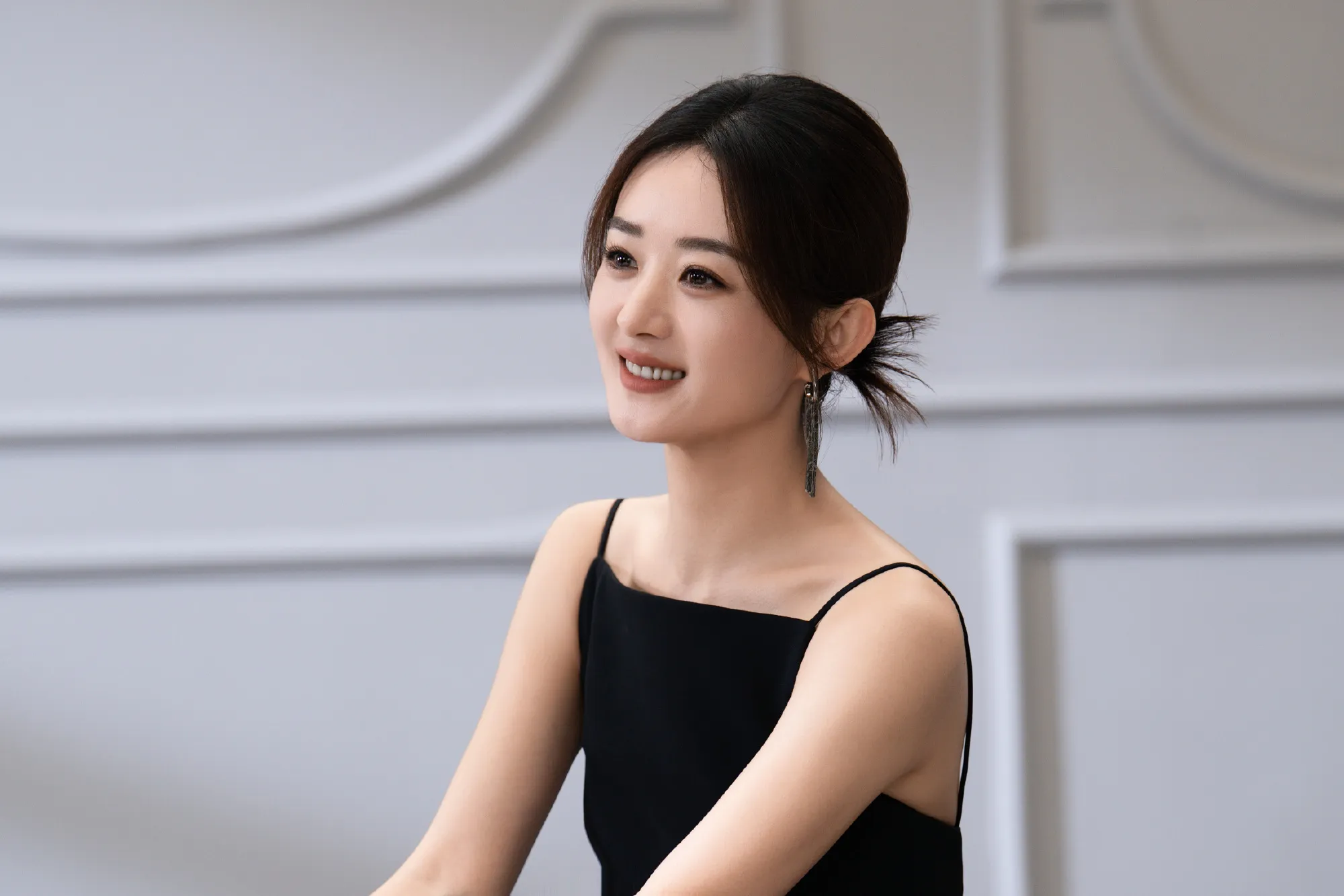 Zhao Liying Catat Sejarah, Jadi Global Ambassador Givenchy untuk Lini ...