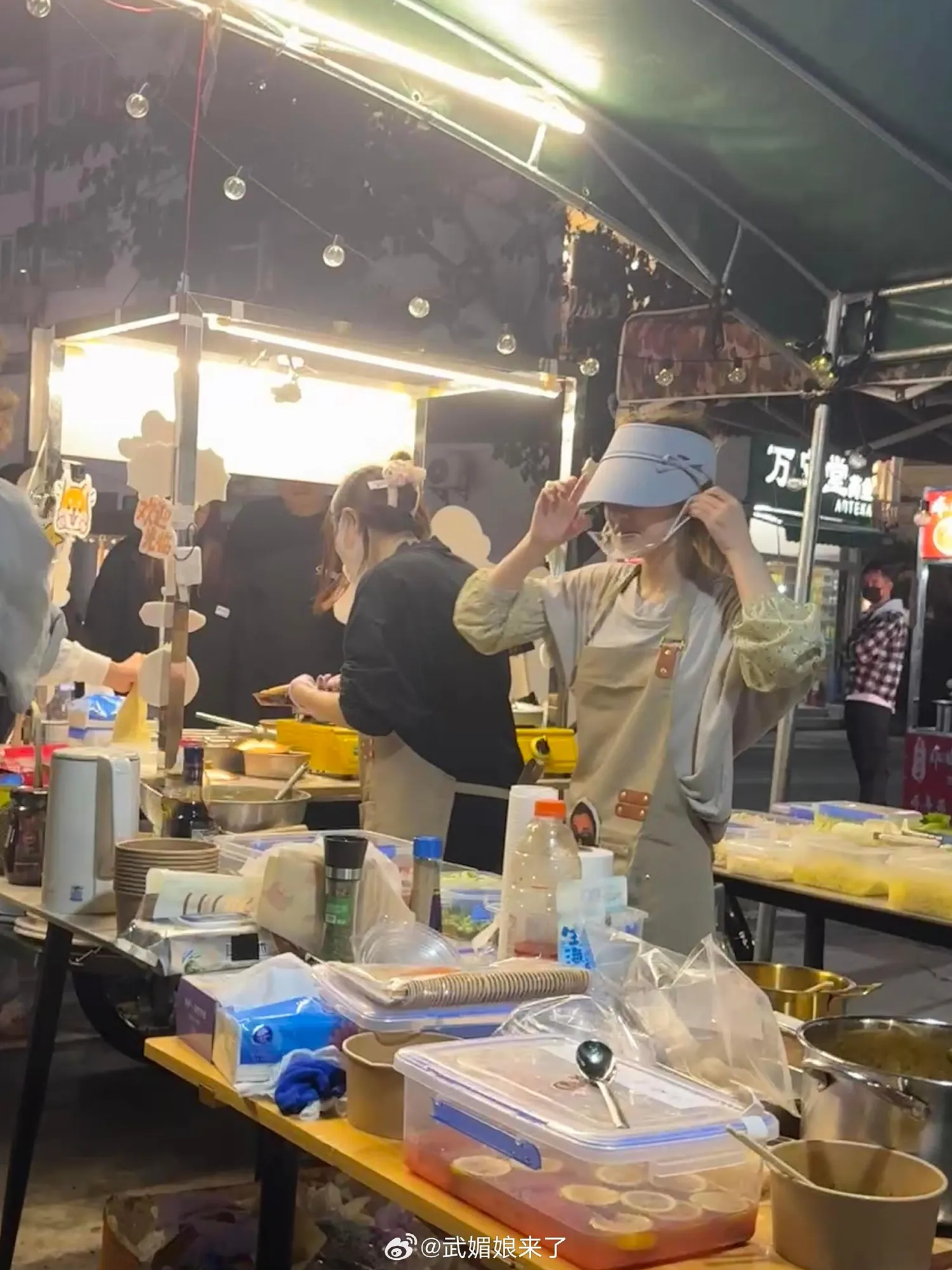 Zhao Lusi Kepergok Jualan Egg Pancake di Pasar Malam Hainan, Jelmaan Xu ...
