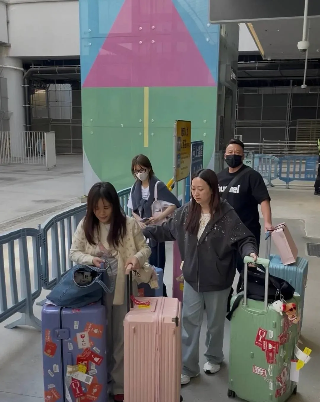 Zhao Lusi Arrives in Macau for Dylan Wang's Concert Without Escort