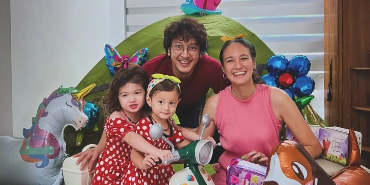 7 Photos of Dimas Anggara Having Fun on Vacation with His Wife and Kids ...