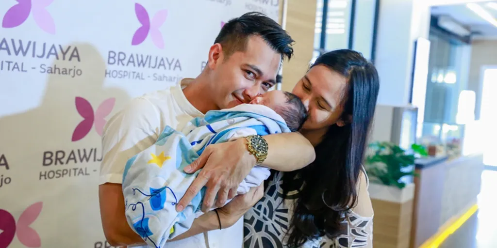 8 Potret Bahagia Eza Gionino Bareng Baby Akshay, Anak Ketiganya yang ...