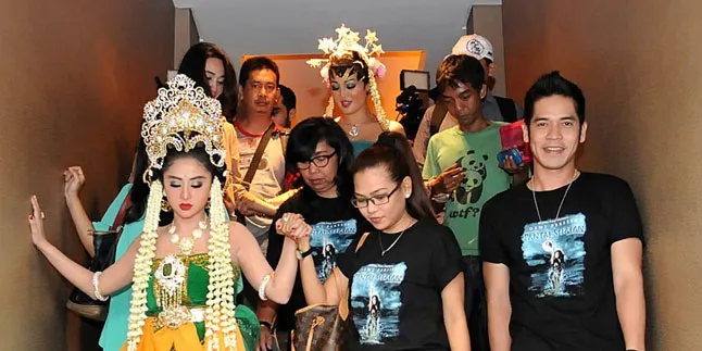 Dewi Perssik di Screening Film PANTAI SELATAN - KapanLagi.com