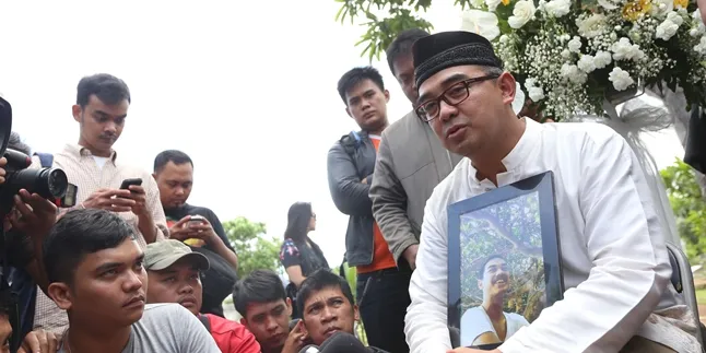 [Foto] Farhan Makamkan Anak Pertama, Tak Mampu Menahan Air Mata - KapanLagi.com