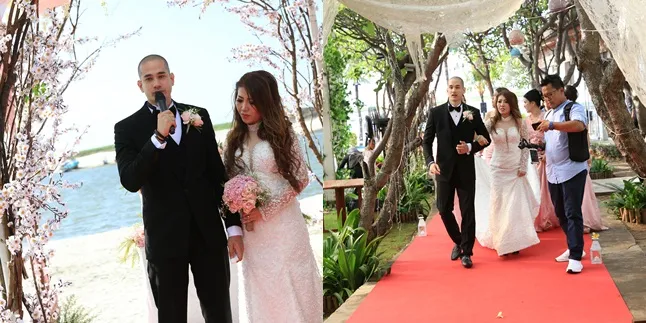 Okan Kornelius - Mey Lee Resmi Menikah, Gelar Pemberkatan Outdoor ...