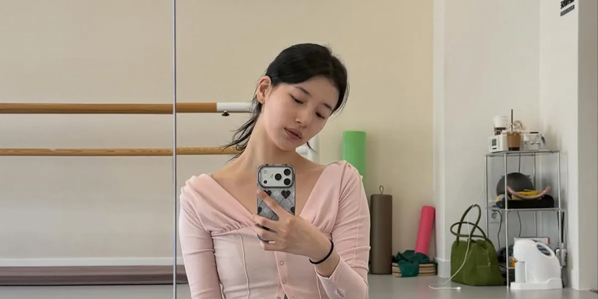 Portrait of Bae Suzy Doing Ballet Practice, Together with Park Se Wan ...