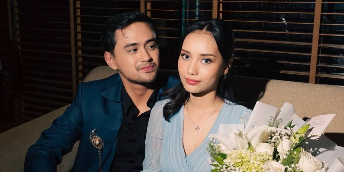 Portrait of Indian Akbar and Siska Minbite's Engagement, From Humor to ...