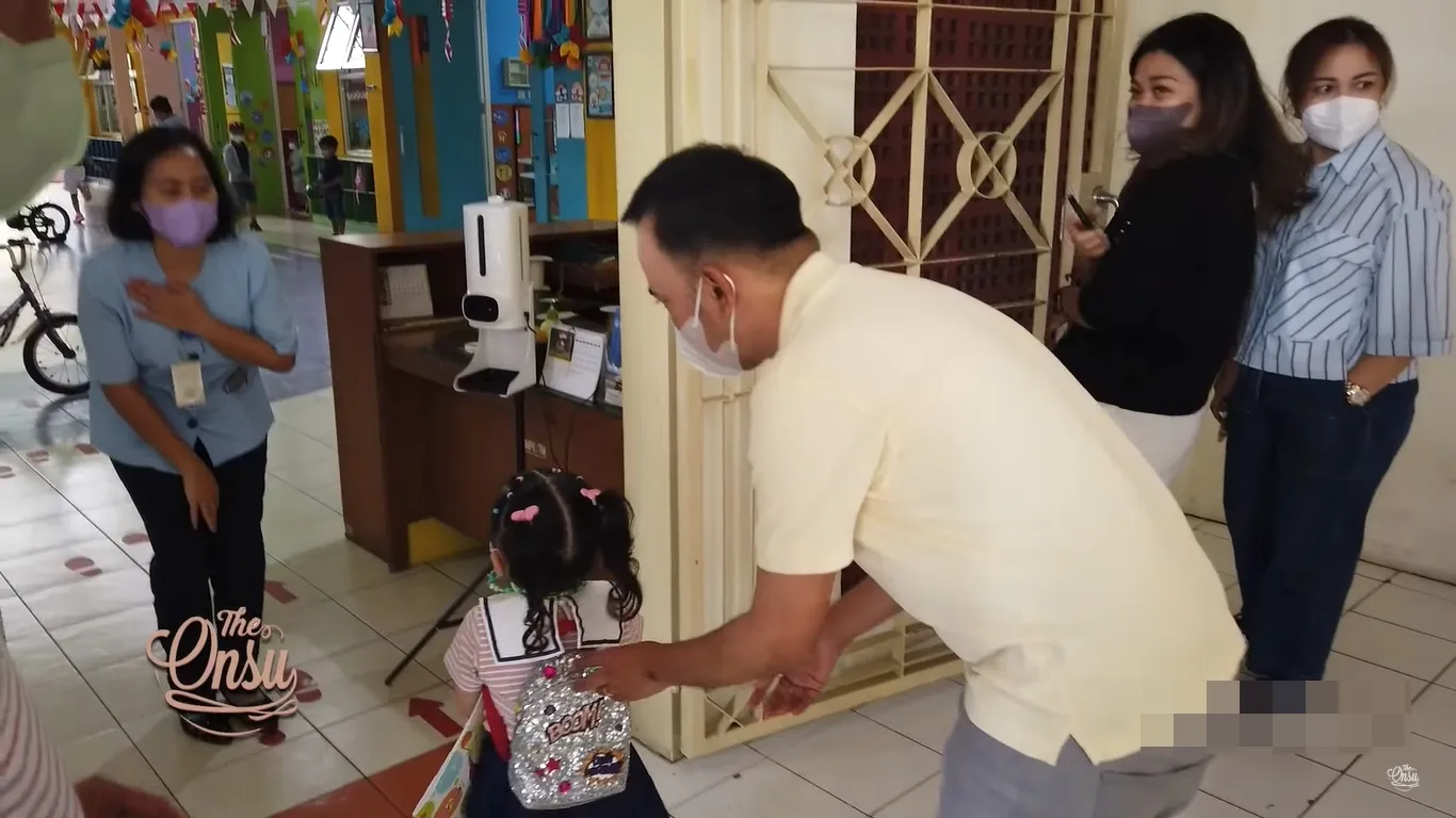 Momen Haru Ruben Onsu Antarkan Anak-Anak Sekolah, Berikan Pelukan dan Ciuman - Netizen ...