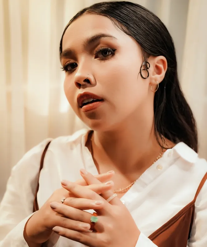 Kolaborasi Dengan Andi Rianto Hingga Tito P Soenardi, Shakila Anjani Lepas Single “Tentang Kita ...