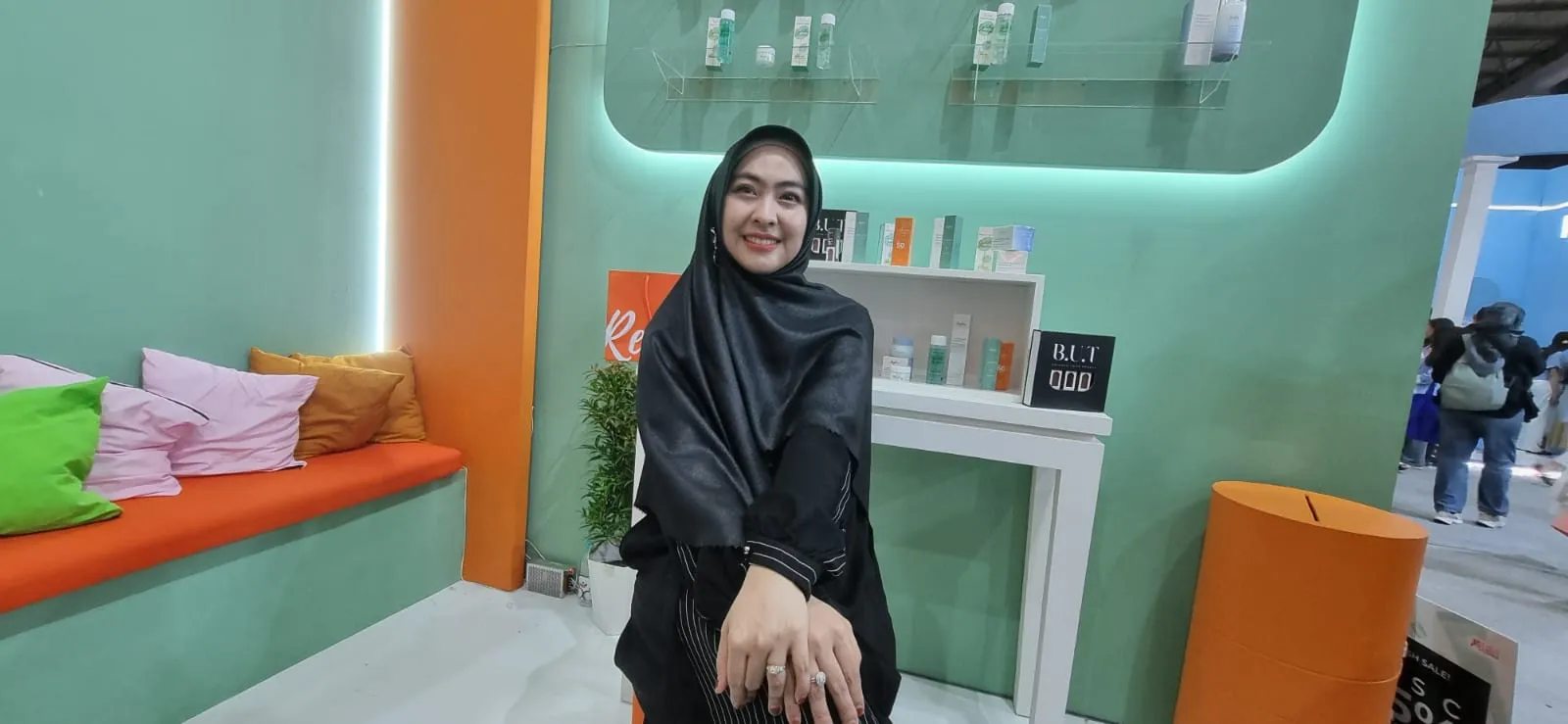 Dokter Shindy Putri Kakak Ria Ricis Beri Konsultasi Gratis di Jakarta X Beauty 2024 - KapanLagi.com