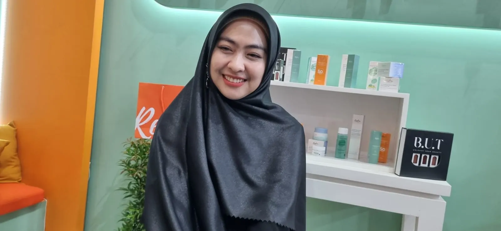 Dokter Shindy Putri Kakak Ria Ricis Beri Konsultasi Gratis di Jakarta X Beauty 2024 - KapanLagi.com