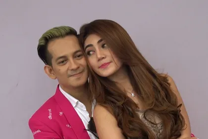 Pelukan Mesra Jupiter Fortissimo Bersama Calon Istrinya | KapanLagi.com ...