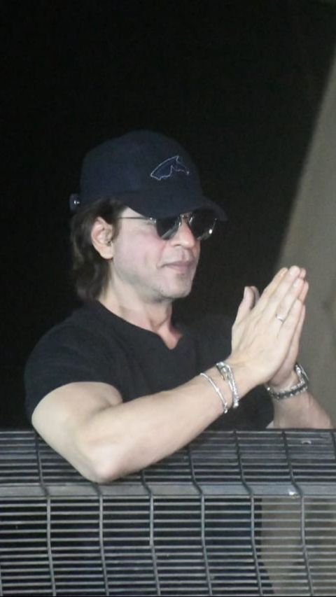Shah Rukh Khan Turns 58 Today Thousands Of Fans Gather To Celebrate At